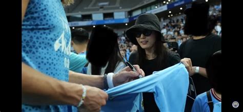맨시티 홀란드 사인받고 좋아하는 전지현 연예이슈 수다방 네모판