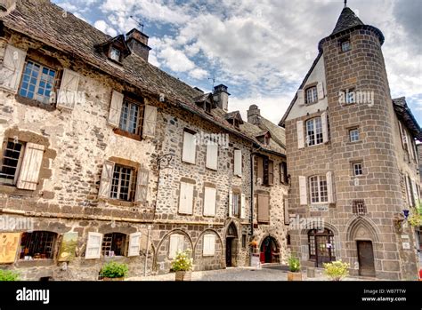 Salers village fotografías e imágenes de alta resolución - Alamy