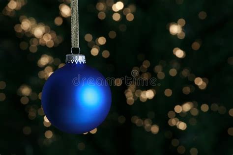 Голубой шарик рождества на ветви спруса со снегом Стоковое Изображение изображение