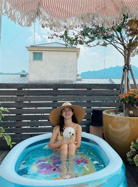 패션엔 기은세 반전 몸매의 루프탑 홈캉스룩 넘 예쁘잖아