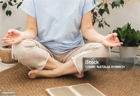 요가 자세를 하고 바닥에 앉아 있는 여성 손톱이 달린 나무 사두 보드 집에서 사두 연습 Mental Wellbeing에 대한