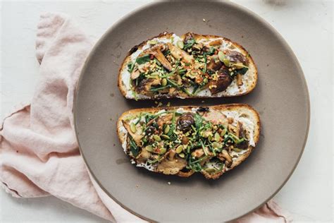 Mushroom Toast With Arugula