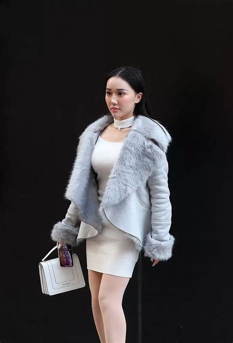 街拍：一个穿肉色丝袜细高跟鞋的南方小美女南方小美女肉色新浪新闻