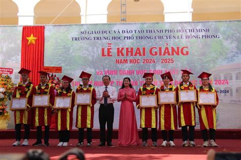 Học sinh TP Hồ Chí Minh háo hức trong ngày Khai giảng năm học 2024 2025