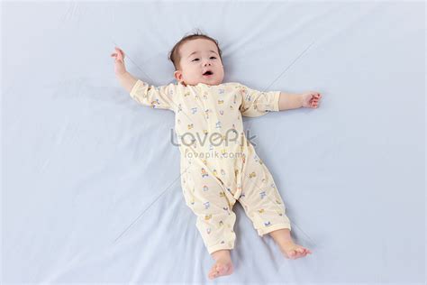 귀여운 아기가 침대에 누워 있습니다 사진 무료 다운로드 Lovepik