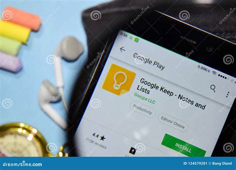 Google Keep Notes And Lists Dev App With Magnifying On Smartphone