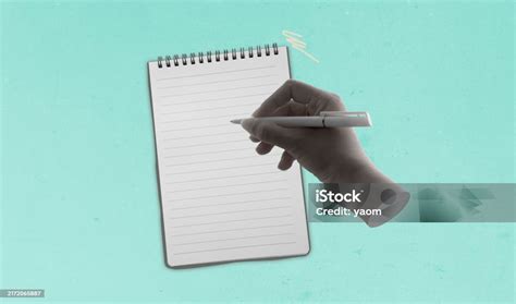 펜을 가진 인간의 손 녹색 배경 개념적 이미지에 종이에 씁니다 텍스트와 디자인을 위한 빈 복사 공간이 있는 모형 아트 콜라주