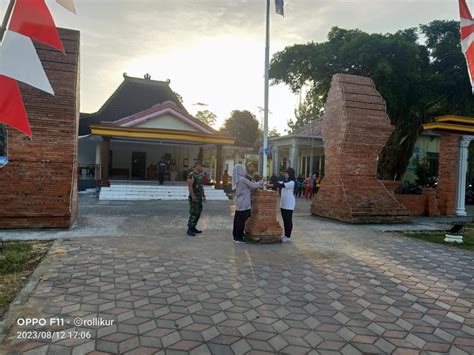 LATIHAN UPACARA PENGIBARAN BENDERA MERAH PUTIH Website Desa Gembleb
