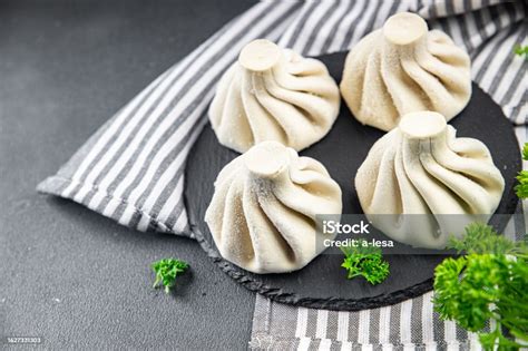냉동 Khinkali 고기 채우기 만두 반제품 요리 음식 식사 음식 스낵 테이블 복사 공간 음식 배경 소박한 평면도 고기에 대한
