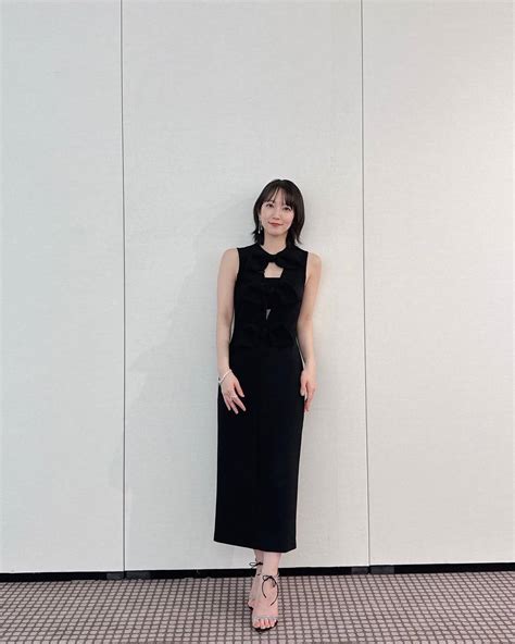 「小悪魔的な肌見せ」吉岡里帆〝美白際立つ〟大胆ドレスのオフショットにファンうっとり「何を食べたらそんなスタイルに？」「ジュエリーが霞むほど