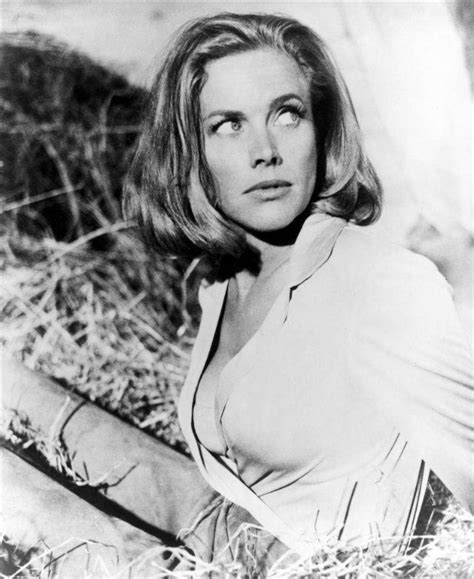 20 Fascinating Black And White Photos Of Honor Blackman When She Was
