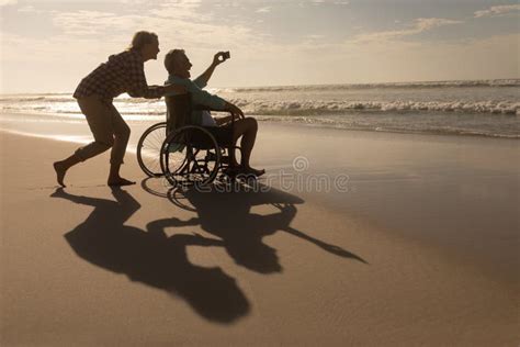 Pares Superiores Que Tomam O Selfie Telefone Celular Na Praia Foto
