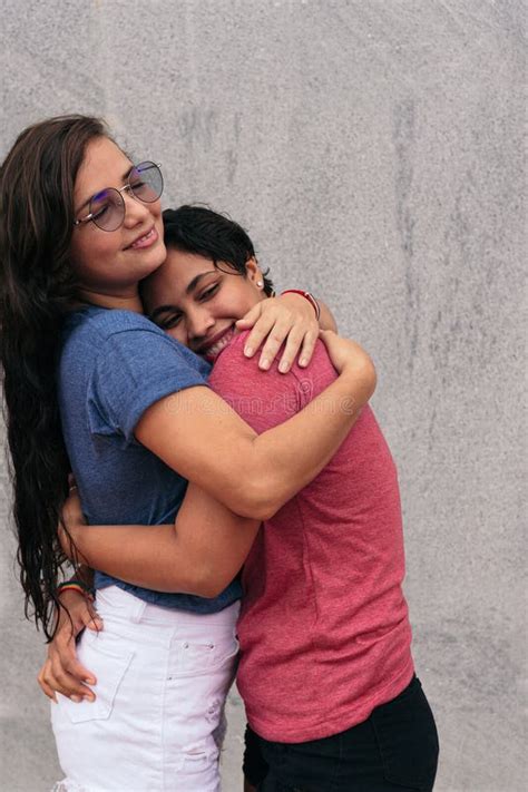 La Pareja De Lesbianas Latinas Se Disfruta Entre Ellas Mientras Celebran El Orgullo Imagen De