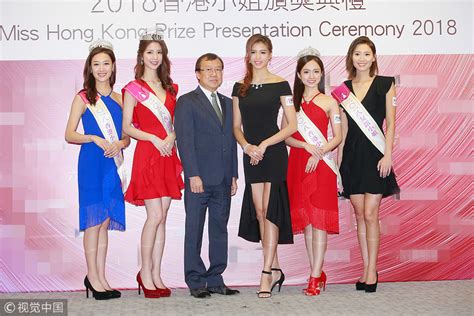 两届港姐同框比拼颜值！雷庄儿为陈晓华戴王冠 搜狐大视野 搜狐新闻