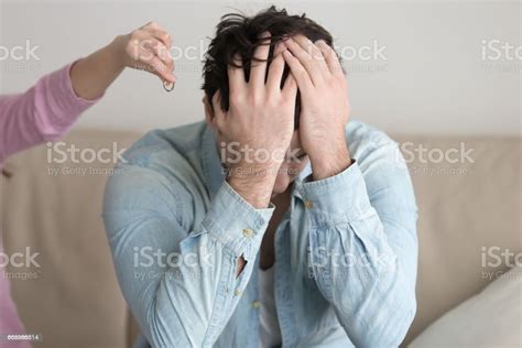 남편에게 결혼 반지를 반환 하는 여자 남자 스트레스 이혼 개념 2명에 대한 스톡 사진 및 기타 이미지 2명 Troubles
