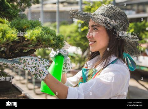 Bonita Hembra Jardinero Teniendo Cuidado De Las Plantas En Su Tienda De