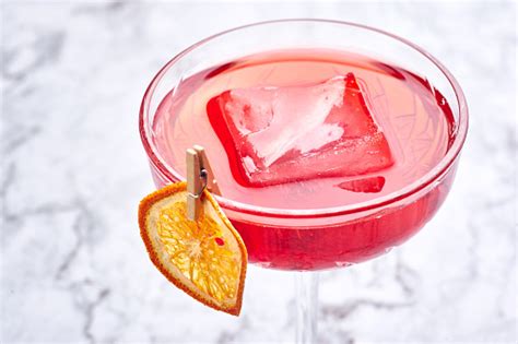 오렌지의 말린 조각으로 장식 된 얼음의 큰 조각과 레드 칵테일 복사 공간 0명에 대한 스톡 사진 및 기타 이미지 0명 감귤류 과일 건강한 식생활 Istock