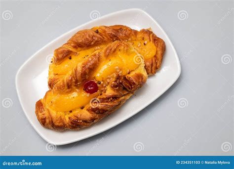 Pan Dulce Típico Portugués Con Crema En El Plato Imagen De Archivo