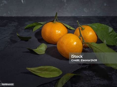 어두운 나무 배경 측면 보기 클로즈업에 녹색 전단지와 함께 3 명의 관화 0명에 대한 스톡 사진 및 기타 이미지 0명 감귤