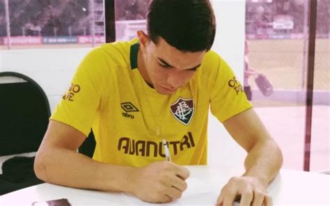 Goleiro Kevyn Vinícius Assina Contrato Profissional Com O Flu