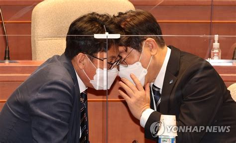 대화하는 이재명 대표 연합뉴스