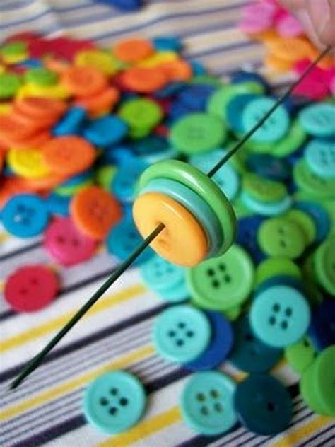 Obiecte Decorative Din Nasturi Mici Si Colorati