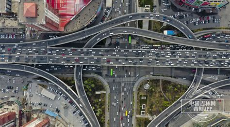航拍五一假期前长春快速路上的拥堵 中国吉林网