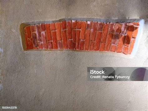 붉은 벽돌 질감의 조각이 있는 회색 치장 벽토 벽 빈 벽에 상인방 0명에 대한 스톡 사진 및 기타 이미지 0명 거친 건물