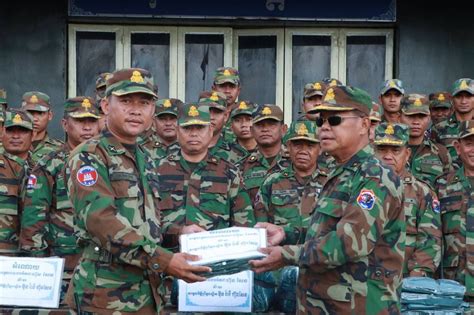 អាវភ្លៀងអំណោយដ៏ថ្លៃថ្លា សម្ដេចអគ្គមហាសេនាបតីតេជោ ហ៊ុន សែន និងសម្ដេចកិតិ្តព្រឹទ្ធបណ្ឌិត