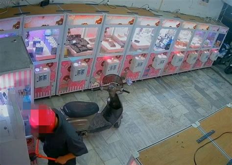 高雄娃娃機竊盜集團拒捕 1嫌持刀砍傷警遭起訴求重刑 社會 中時