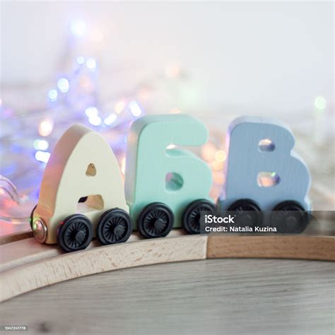 나무 편지 러시아 알파벳 나무 철도 기관차와 기차 빛 색상 검은 바퀴를 음영을 나타냅니다 유아 교육 읽기 유치원 학습와 아이 게임 개념 0명에 대한 스톡 사진 및 기타