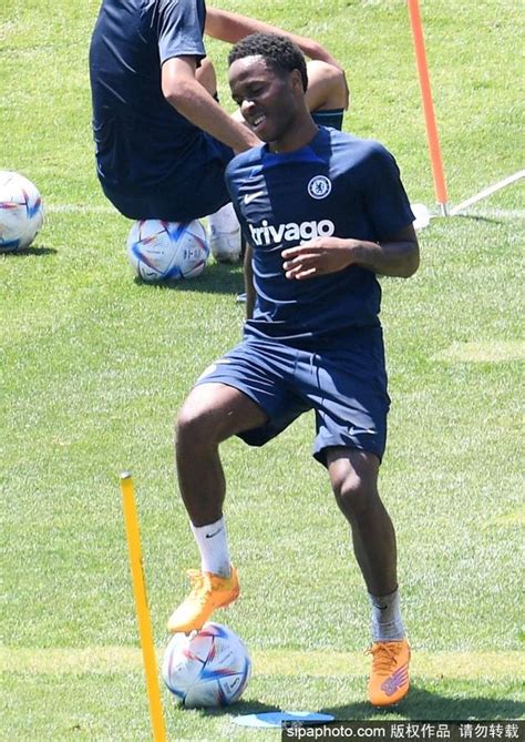 斯特林完成加盟切尔西后的首次球队训练新浪图片