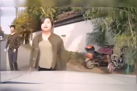 回家路上，遇上这样一对奇葩，监控拍下无语画面监控奇葩画面