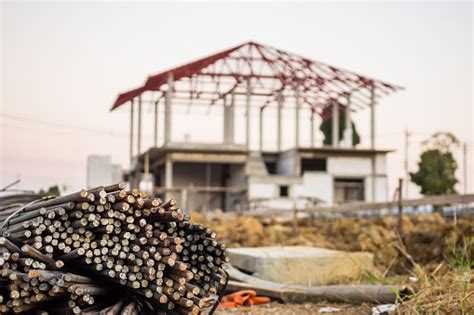 Rebar Baja Untuk Beton Penguatan Di Lokasi Konstruksi Dengan Rumah Di