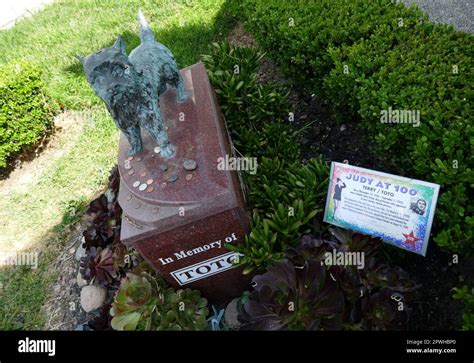Los Angeles California Usa 29th April 2023 Toto Memorial Statue At