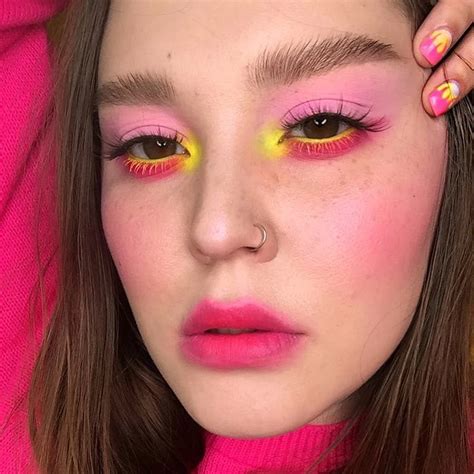 Eyes @krygina.cosmetics на верхнем веке concrete White +Electric pink В ...
