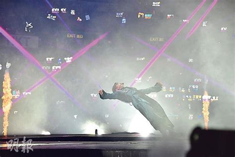 半空舞台搖晃 Ak姜濤險失平衡 Mirror演唱會險象環生 鏡粉擔心 20220727 Showbiz 明報 Our Lifestyle