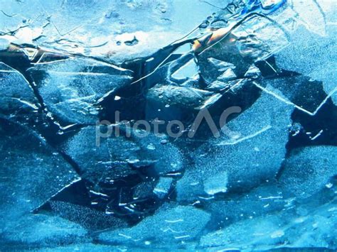 氷の下 ブルーの水中 背景 No 26821942｜写真素材なら「写真ac」無料（フリー）ダウンロードok