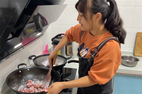 儿子放学想吃糖雪球妈妈买点山楂自己做酸中带甜真好吃 凤凰网视频 凤凰网