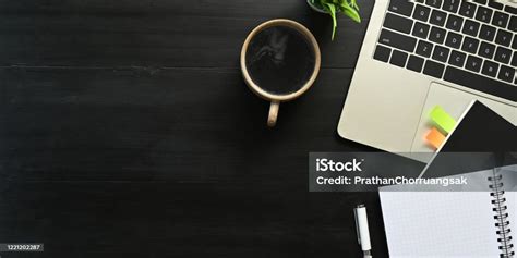 컴퓨터 노트북의 상단 보기 이미지 검은 작업 책상에 넣어 노트북 일기 화분 커피 컵 펜에 둘러싸여 순서대로 작업 영역 개념입니다