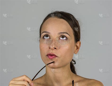 戴着眼镜的聪明漂亮的女孩
