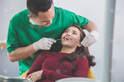 照顾女病人的牙医