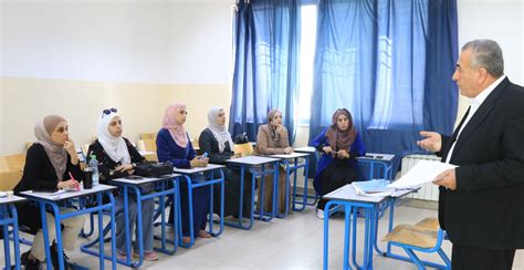 يا شمعــةً في زوايـــا الصّــف تـأتلق تنيــر دروب المعالـي وهي تحتــرق