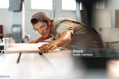 가구 공장에서 원형 톱을 사용하여 나무 조각을 자르는 젊은 목수 목수에 대한 스톡 사진 및 기타 이미지 목수 목공 우드샵 Istock