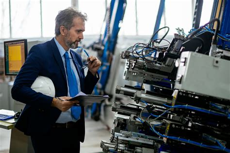 성숙한 엔지니어 품질 검사기 성숙한 남성 엔지니어에서 생산 스톡 사진 경영자에 대한 스톡 사진 및 기타 이미지 경영자 건설 기계류 건설 산업 Istock