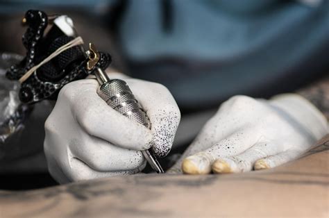 possíveis consequências de saúde ao fazer uma tatuagem HypeScience