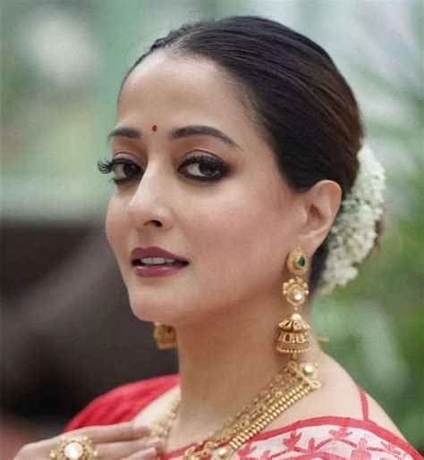 Raima Sens Love For Bengals Jamdani Saree And Floral Gajra Bun