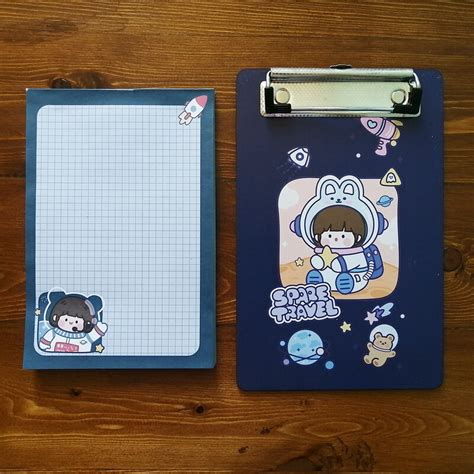 قیمت و خرید تخته شاسی طرح فضا و فضانورد فانتزی سایز A6 به همراه کاغذ