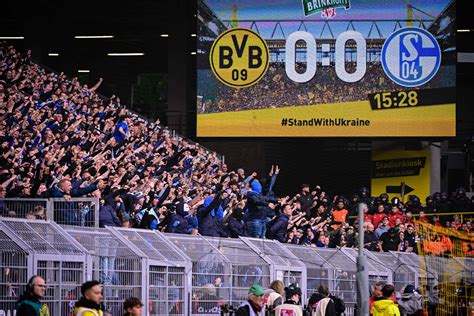 Dortmund Schalke 16 Minuten Stille Im S04 Block Das Ist Der Grund