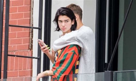 Dua Lipa fotografohet me të dashurin në ballkonin e banesës Gazeta